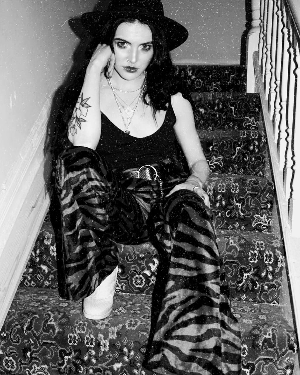 Kim Jennett to stream live show from her lounge! – PlanetMosh