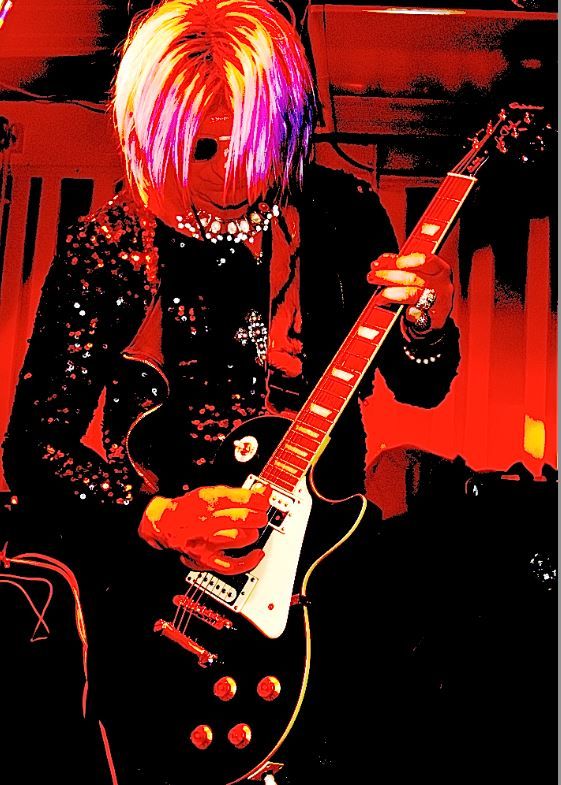 Edweena Banger – Diamond Rocks – PlanetMosh